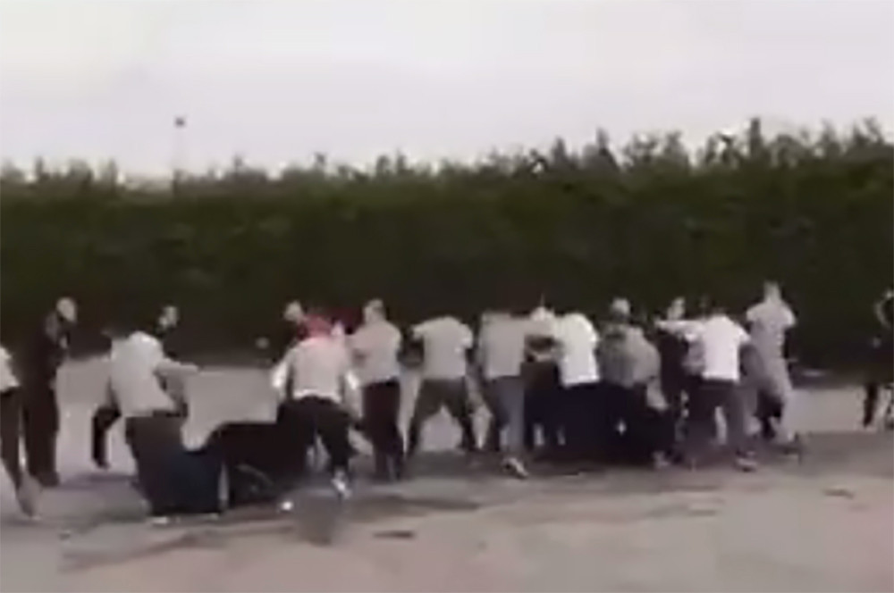 Vechtpartij tussen hooligans Feyenoord en AZ gefilmd | Foto | AD.nl