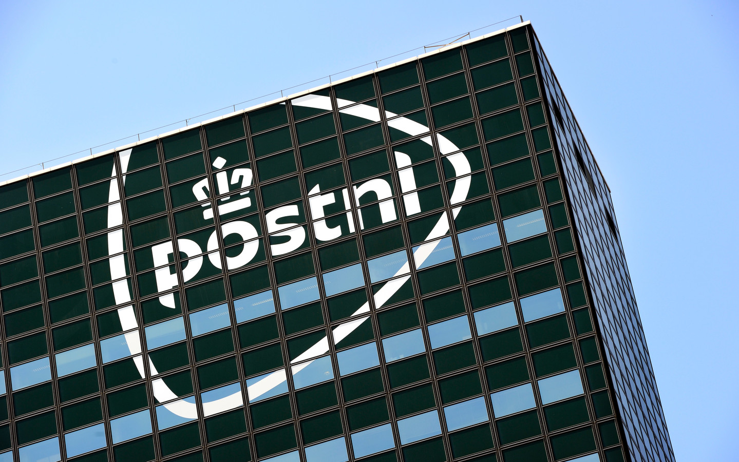 PostNL komt mensen tekort, personeel hoofdkantoor moet 750.000 brieven ...