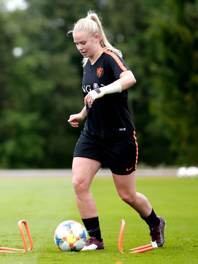 Van Es definitief bij Oranje-selectie, Nouwen moet terug naar huis | WK ...