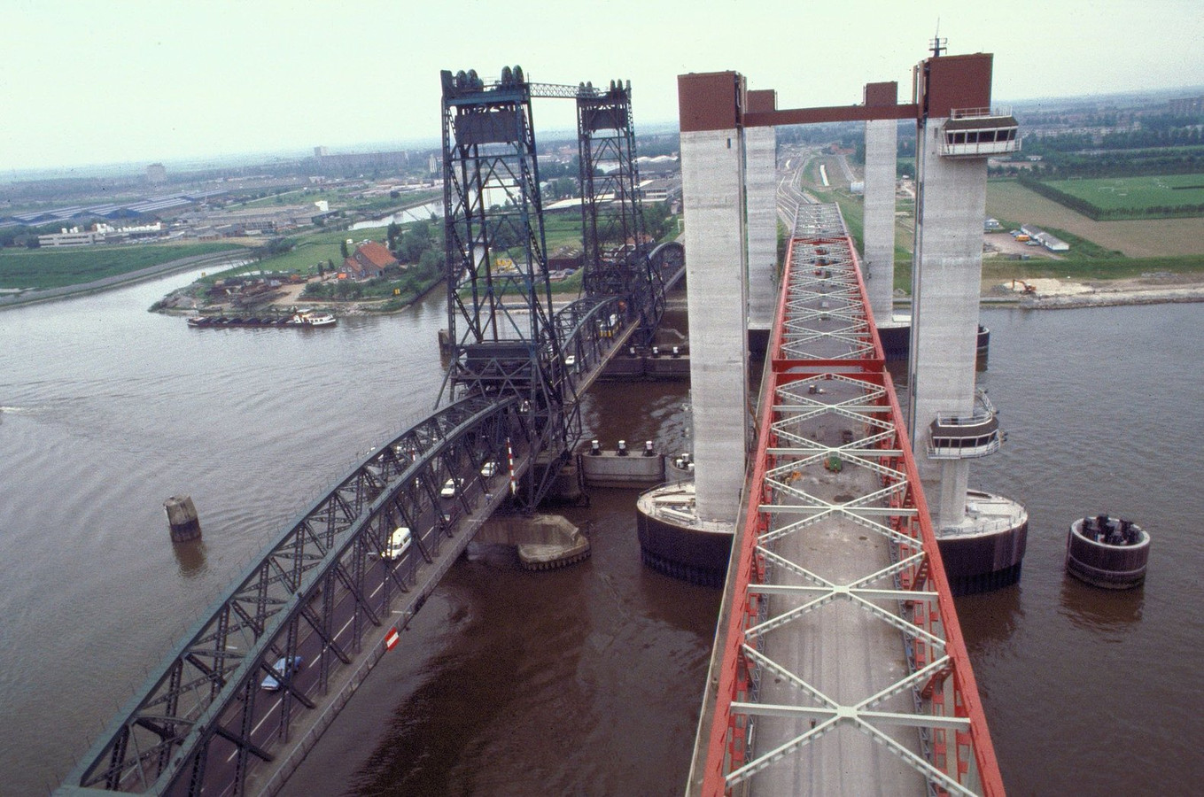 Rijkswaterstaat wil Spijkenisserbrug renoveren | Foto | AD.nl