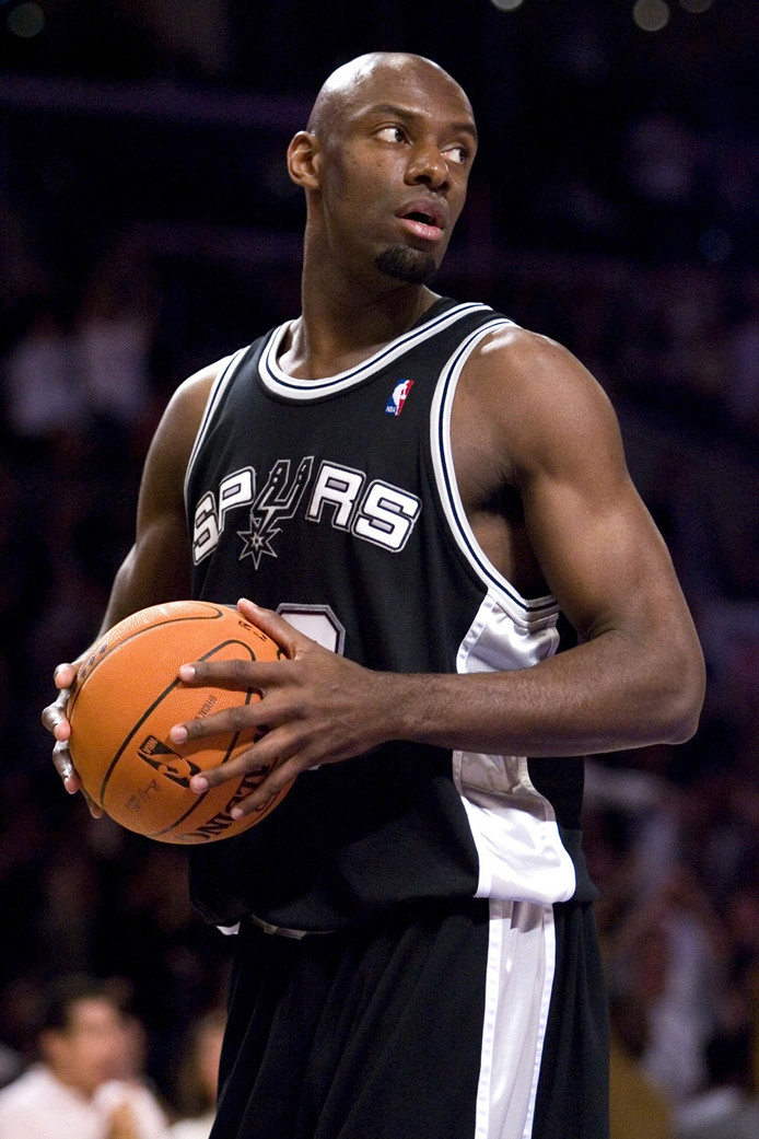 Oud-NBA-speler Francisco Elson geeft massages bij Feyenoord Run ...