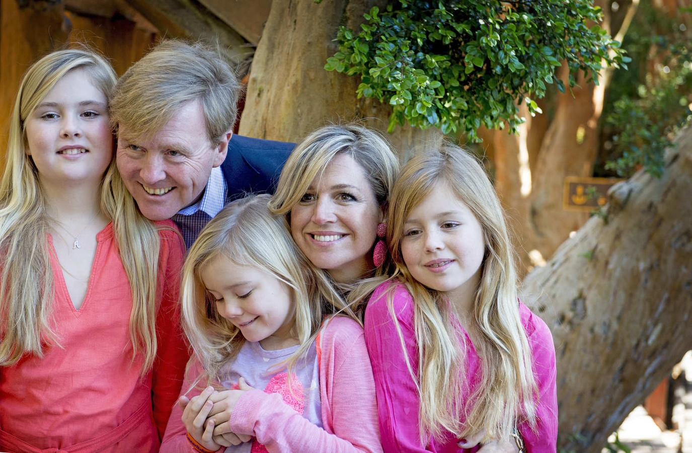 Máxima leeft elke minuut mee met brugpieper Amalia | Foto | AD.nl