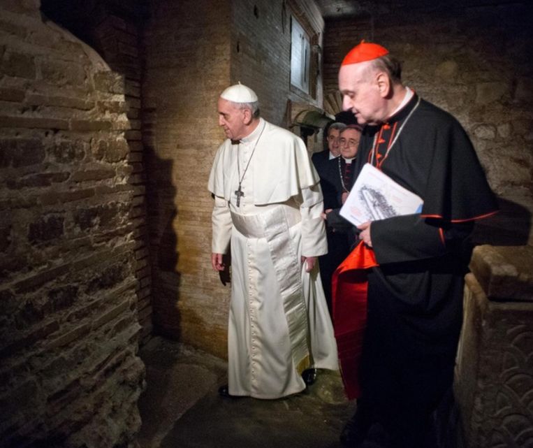 Vaticaan toont voor het eerst 'beenderen van Petrus' | Trouw