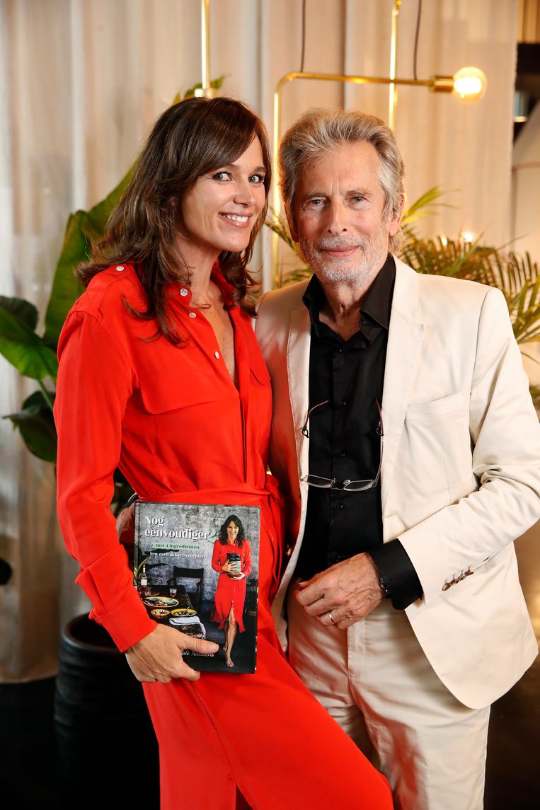 Nieuw kookboek van Pascale Naessens toont opmerkelijke kus met Paul ...