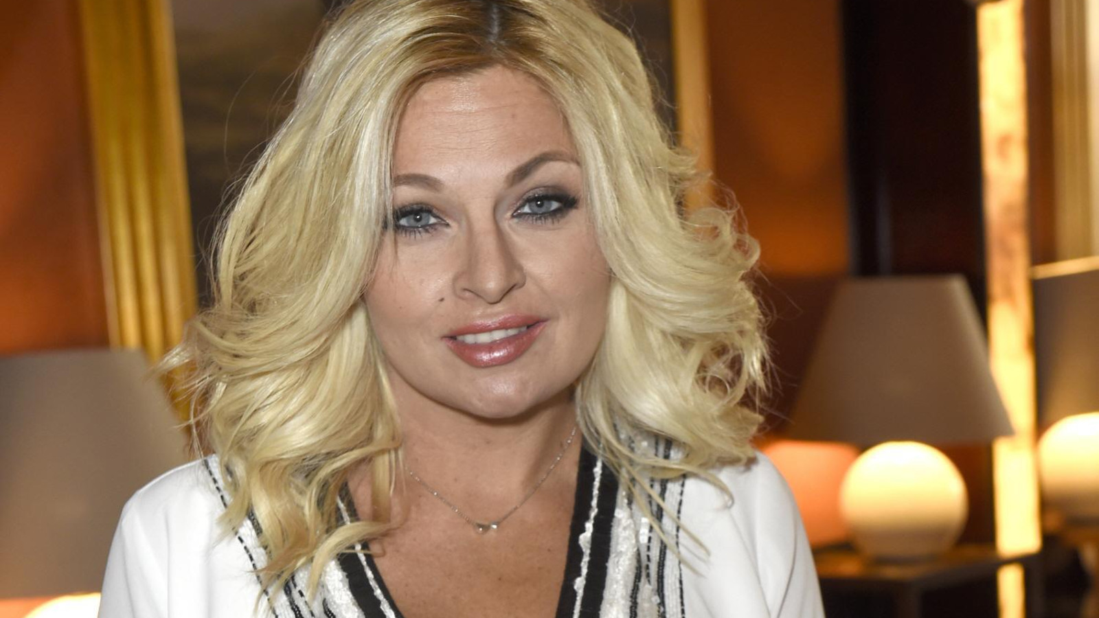 Bobbi Eden Plast Zich Suf En Geer Baalt Flink Van Buikje Foto Destentornl