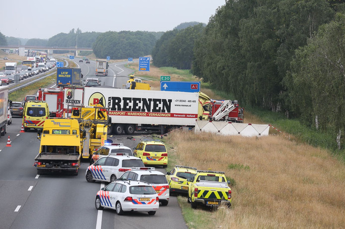 Dode bij ongeval op A1 bij Holten, snelweg weer open | Rijssen-Holten | tubantia.nl