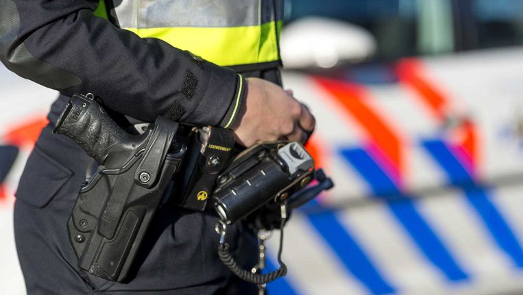 Agent in uniform moet voortaan altijd wapen dragen | De Volkskrant