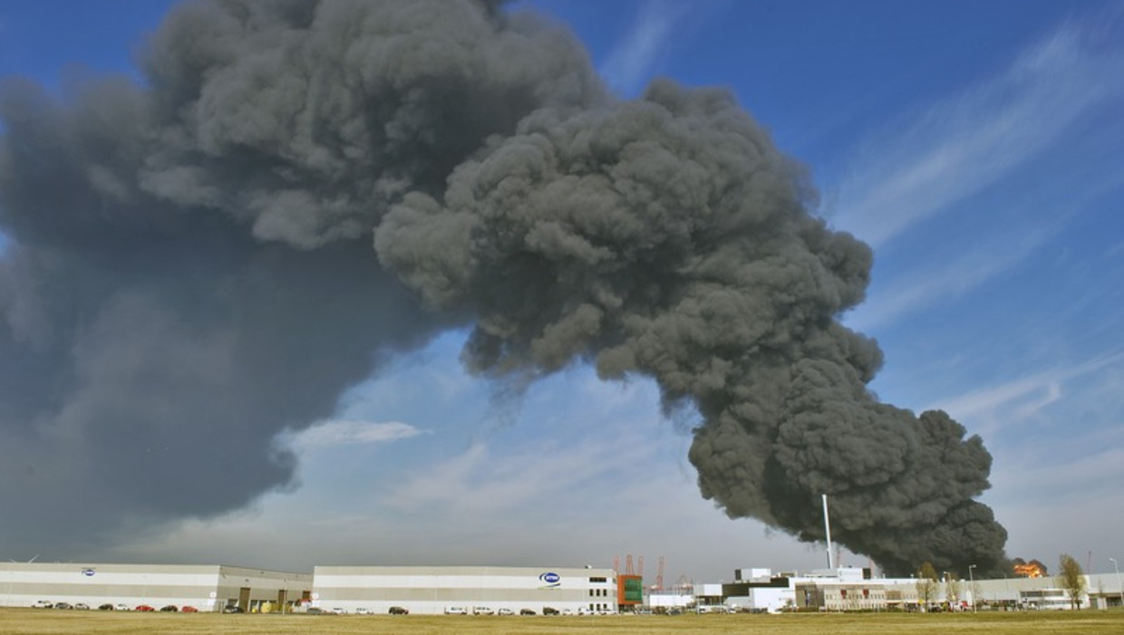 Grote brand bij chemisch bedrijf Amsterdamse haven | De Volkskrant
