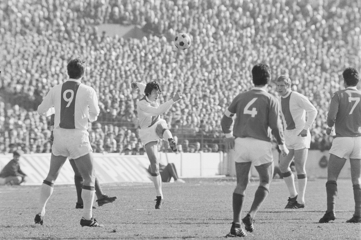 Wim Suurbier was de ideale schakel in het totaalvoetbal van Michels én ...