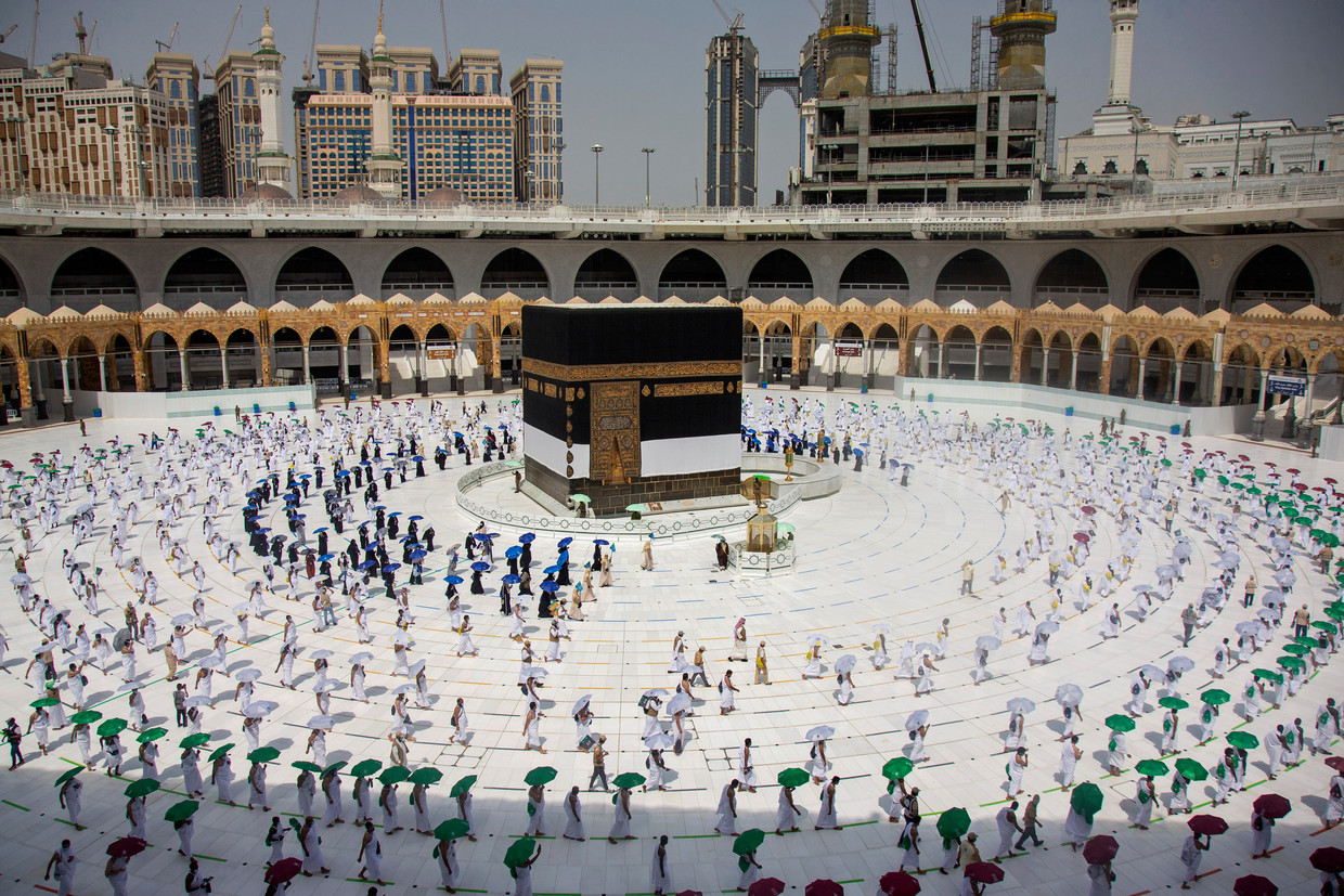 Pelgrims houden afstand bij de hadj in Mekka | Het Parool
