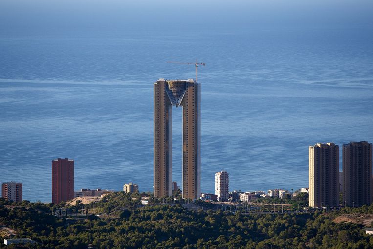 'Twin Towers' in Benidorm tellen 47 etages maar lift naar top ontbreekt ...