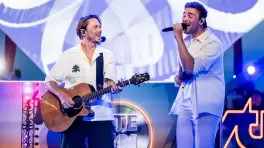 Alle handjes in de lucht voor Regi & Arno - Tien Om Te Zien