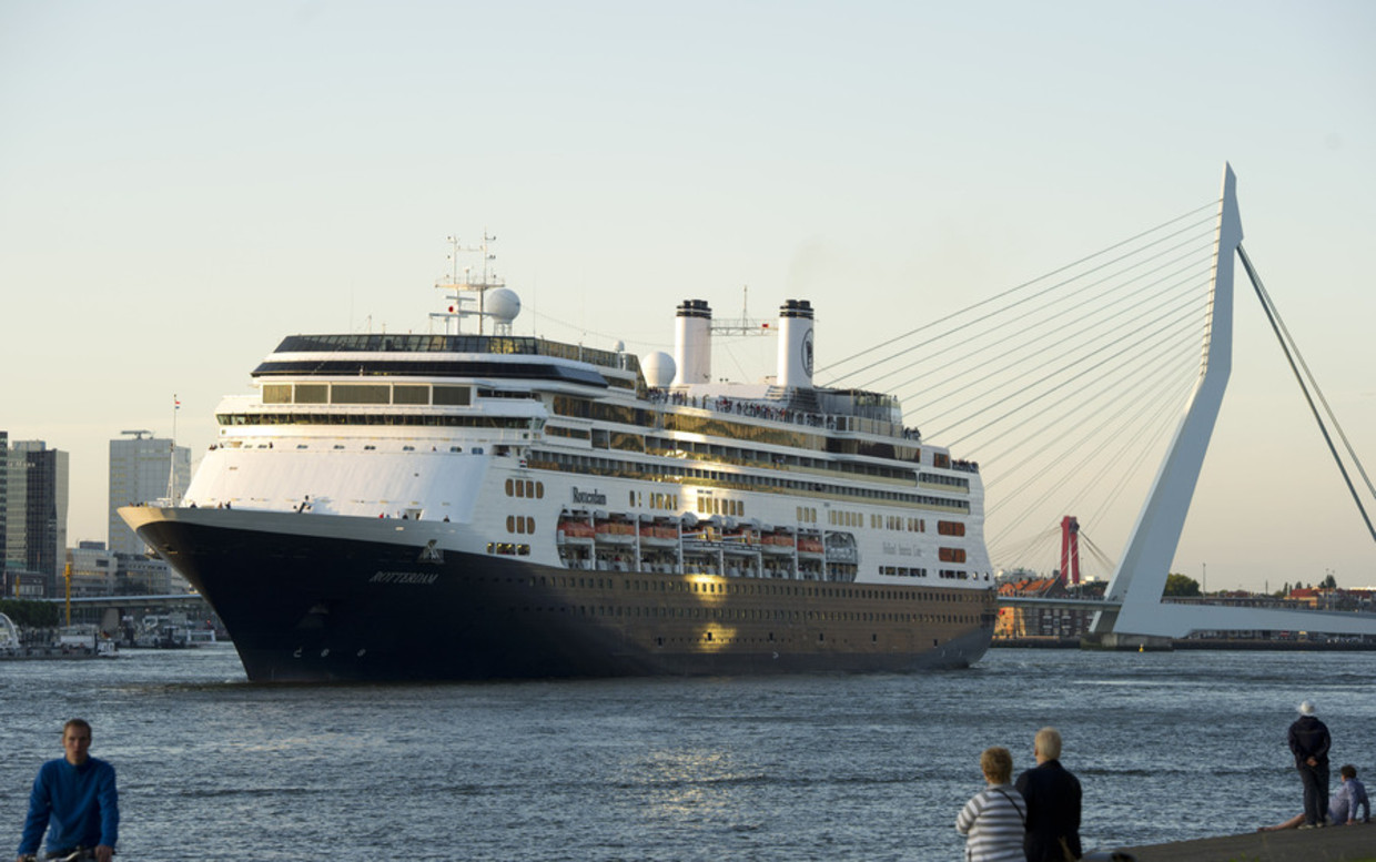 Passagiers ms Rotterdam net als vroeger uitgezwaaid | De Volkskrant