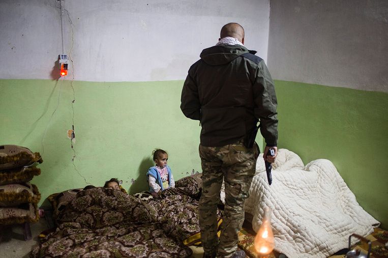 Fotograaf Ali Arkady brengt de huiveringwekkende oorlog tegen IS in beeld | Trouw