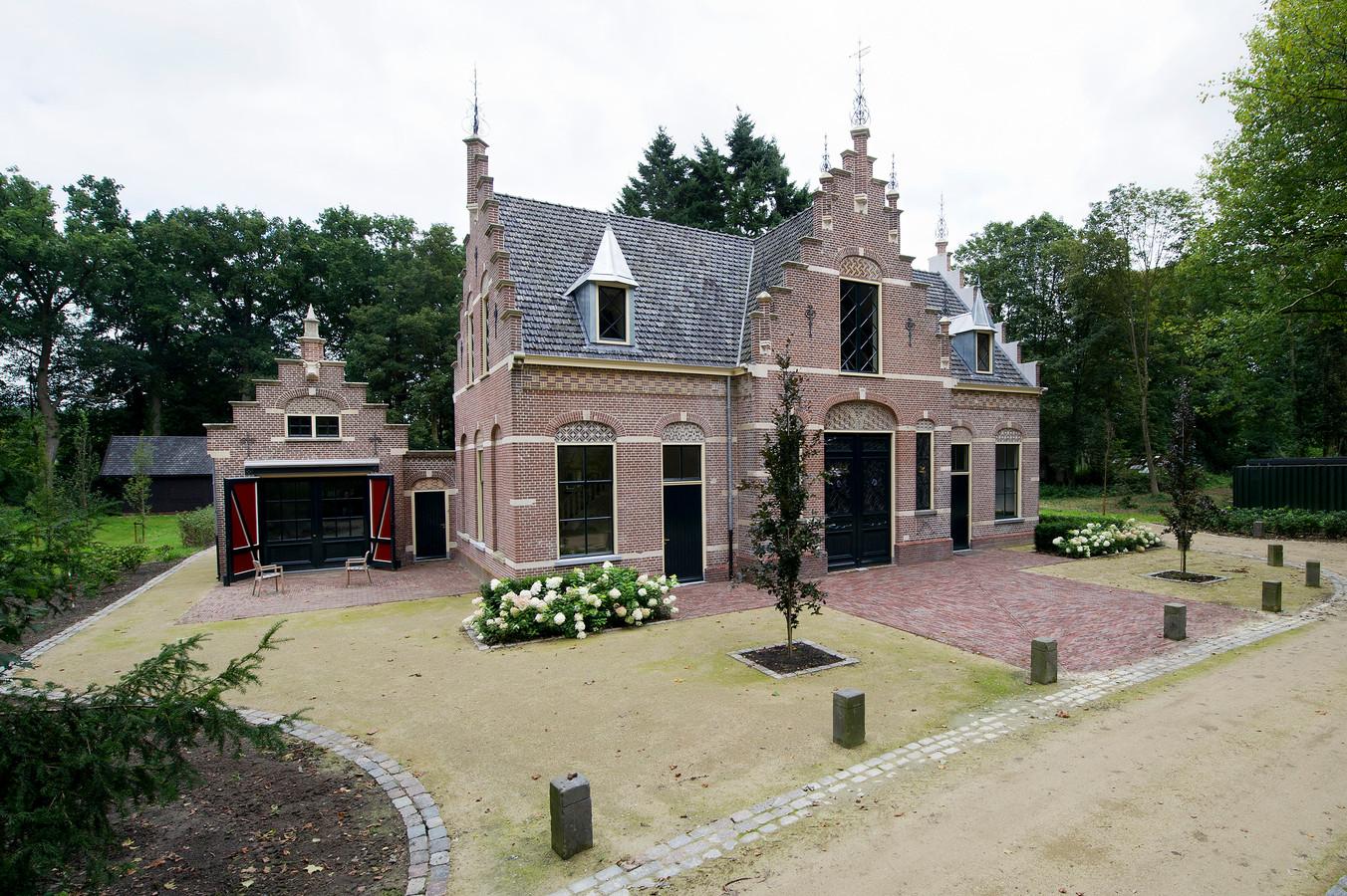 Zionsburg Vught wordt in oude stijl herbouwd, verwaarloosde ...