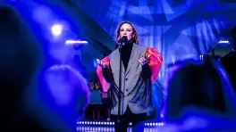 Kate Ryan bouwt een feestje op het podium met Désenchantée - Tien Om Te ...