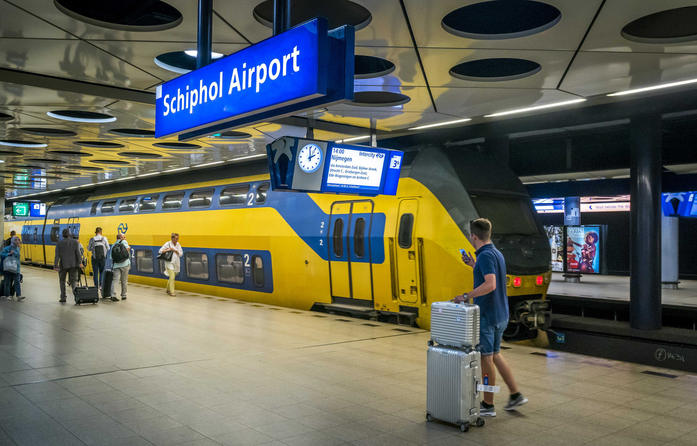 Winkeldief rent spoortunnel in: treinverkeer rond Schiphol plat | Foto ...