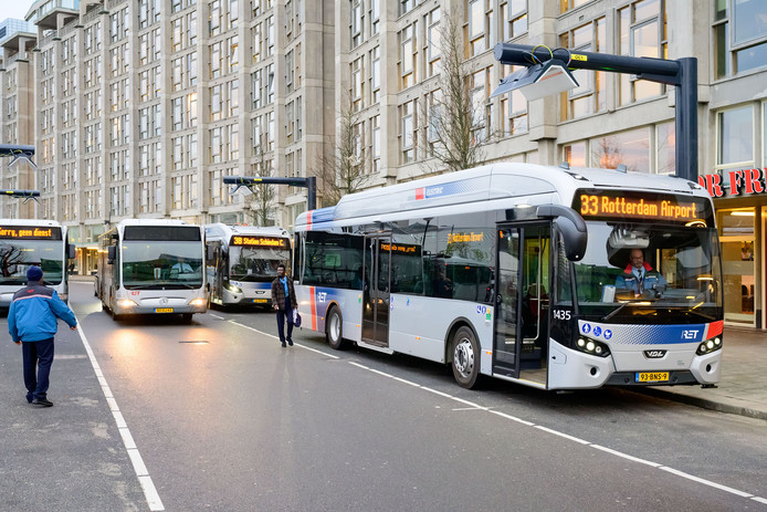 Stil én schoon: dit zijn de 55 nieuwe bussen van de RET | Rotterdam | AD.nl