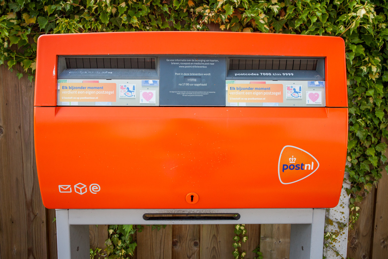 PostNL haalt in Arnhem 44 van de 155 brievenbussen weg | Foto ... PostNL haalt in Arnhem 44 van de 155 brievenbussen weg | Foto ...