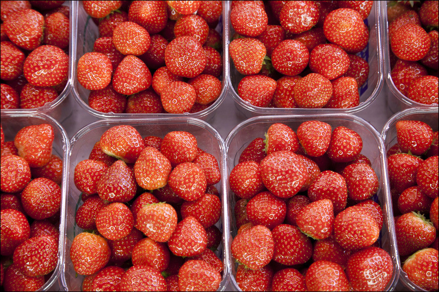 Les deux premiers kilos de fraises achetés 4.000 euros | Foto | 7sur7.be