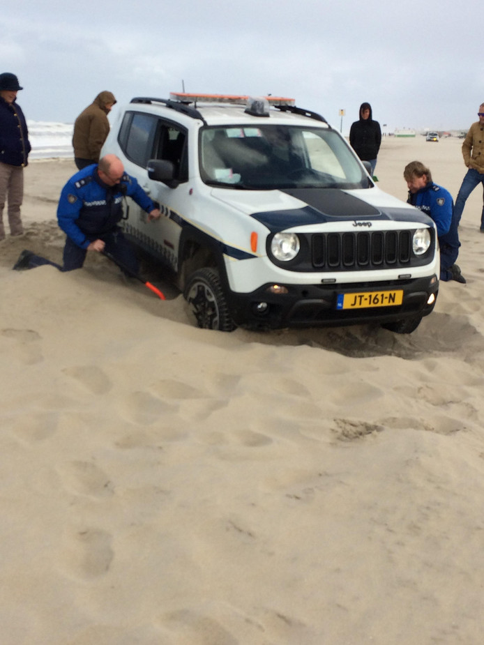 Voertuigen Handhaving vast op Zuiderstrand | Den Haag | AD.nl
