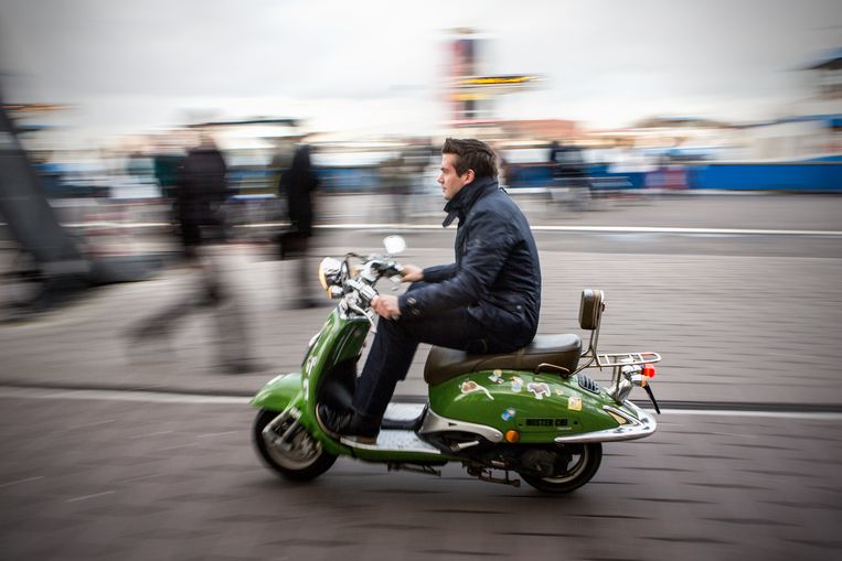 Snorfietser in Amsterdam moet helm op | De Volkskrant