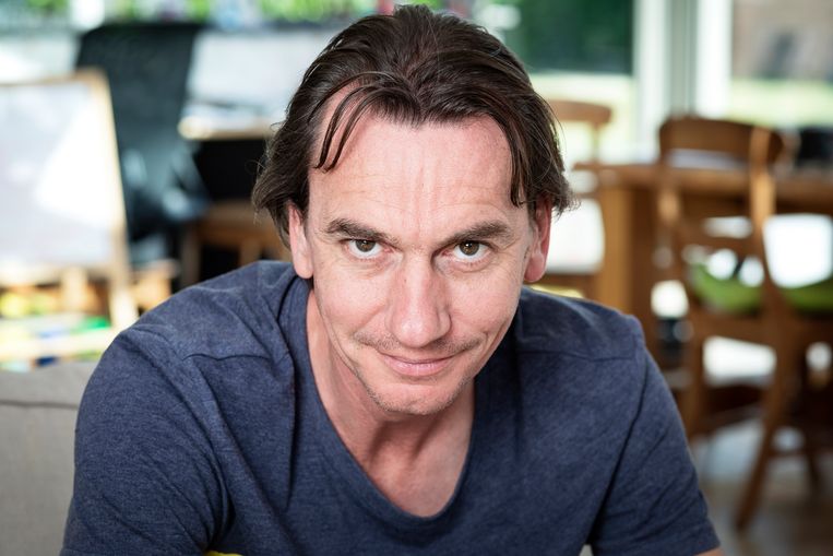 Bert Gabriëls toert met zijn allereerste eindejaarsconference: “Ik sta ...