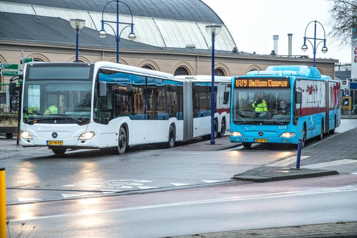 Video | XXL-bus voor vervoer naar Deltion | Zwolle | destentor.nl