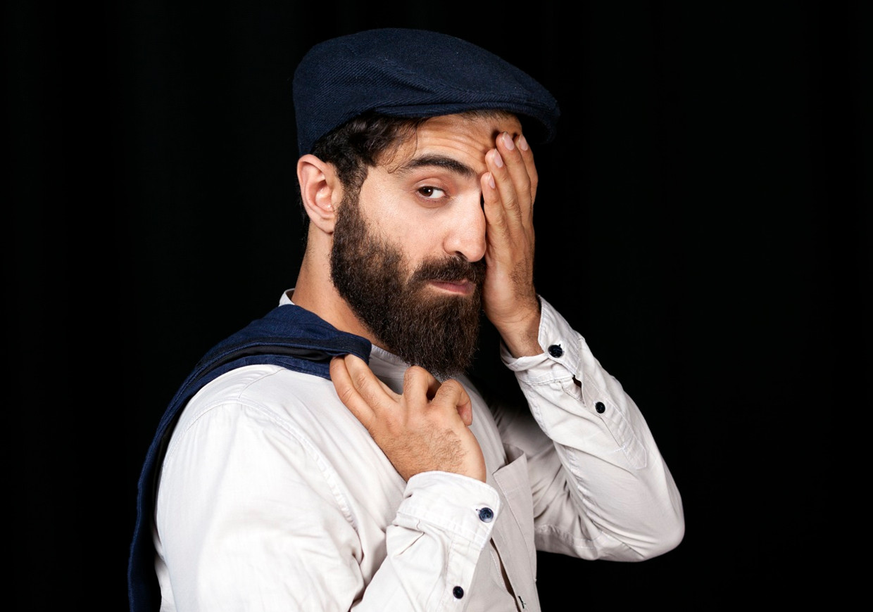 Woede is een prachtige energie, weet theatermaker Saman Amini | Trouw