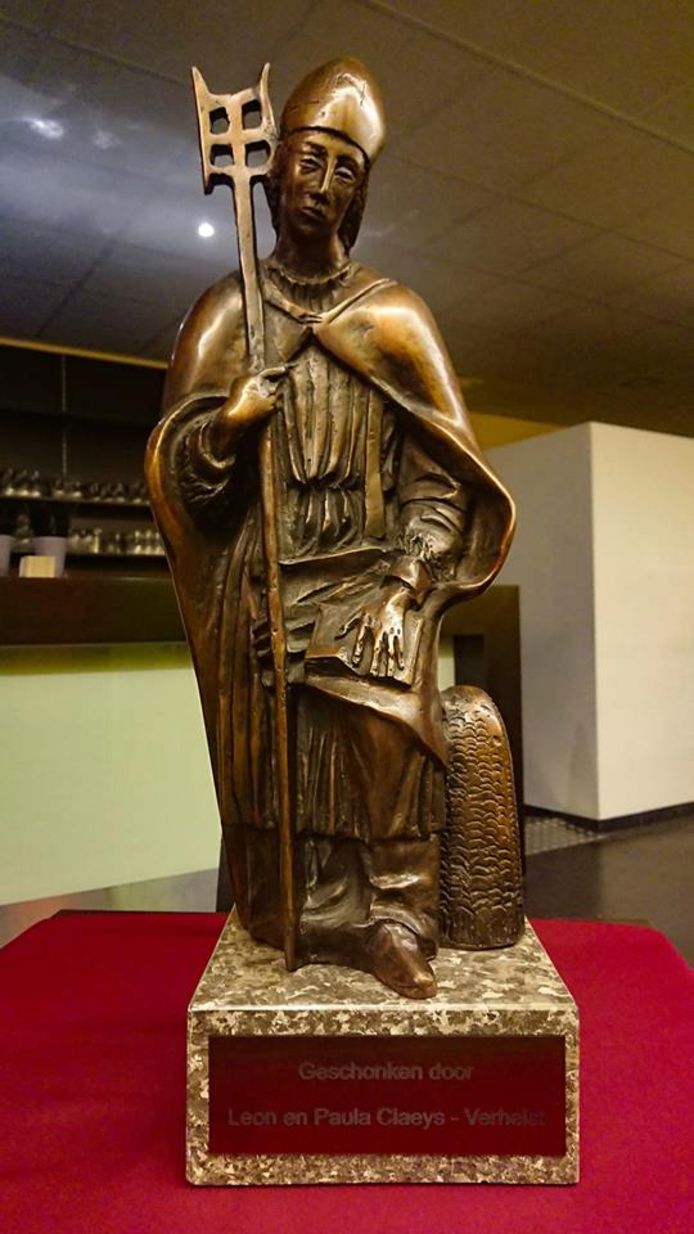Bronzen beeld van heilige Arnoldus pronkt in RAM | Oudenburg | hln.be
