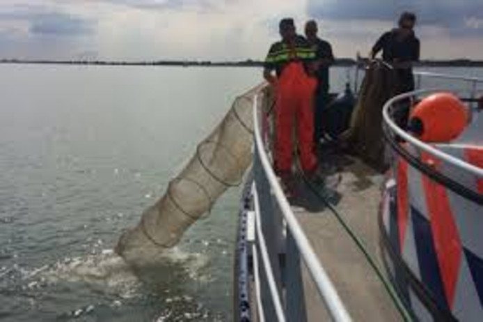 Controleurs vinden 27 illegale fuiken in IJsselmeer | Urk | destentor.nl