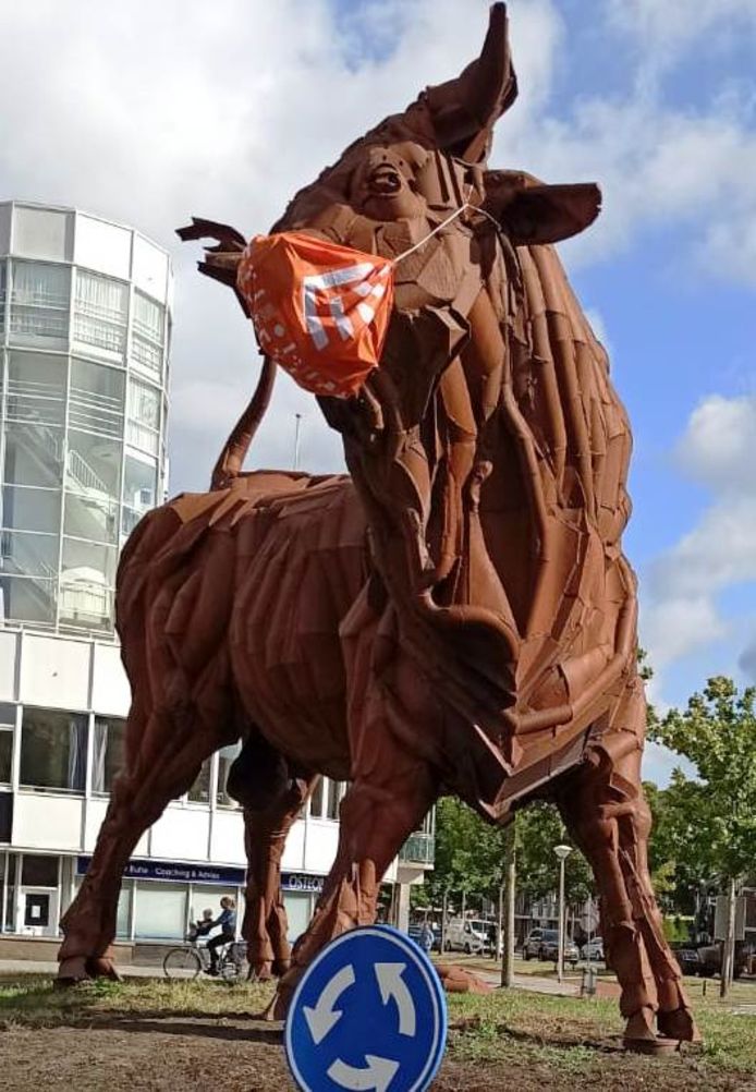 Rode lap voor de Amersfoortse Stier: stalen dier heeft een mondkap op ...
