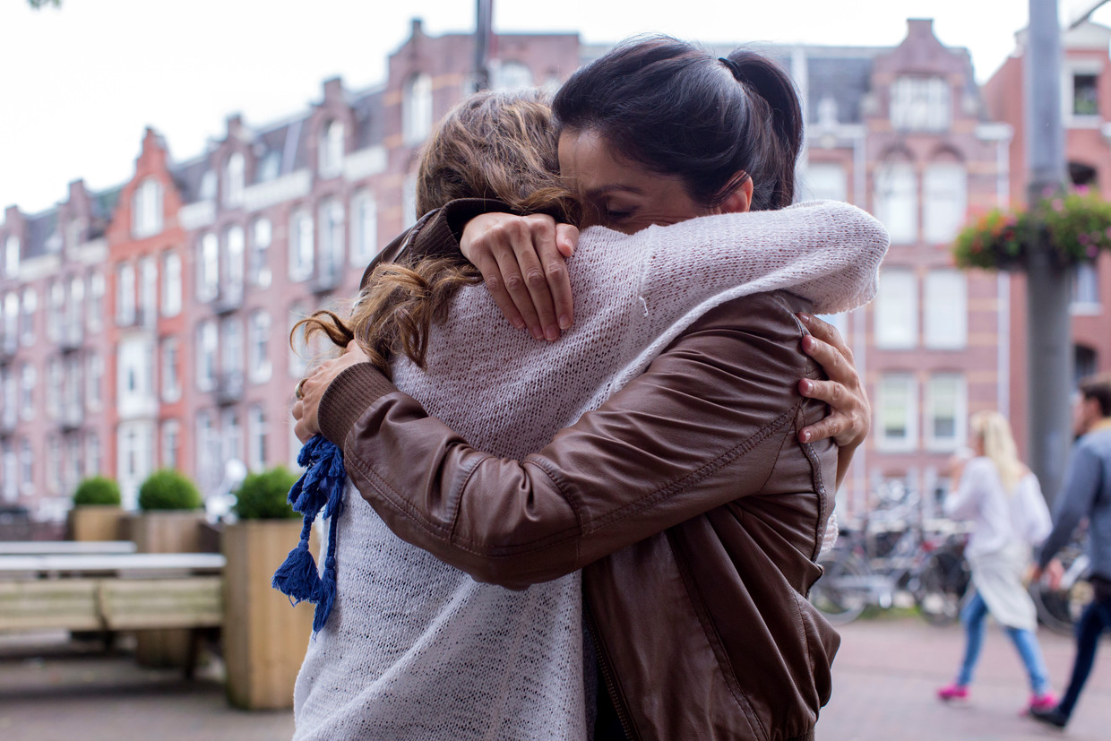 Epidemioloog: ‘Nee, minder knuffelen is geen onnozele maatregel’ | De ...