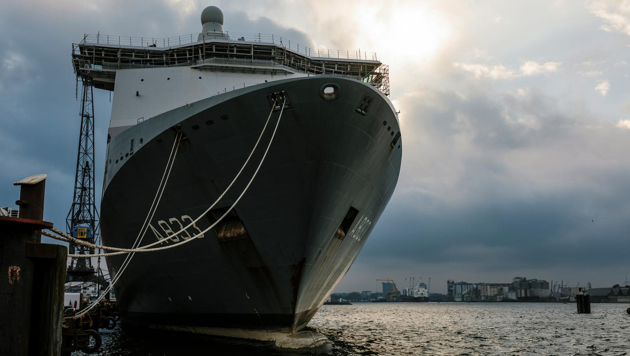 Grootste marineschip voor onderhoud bij NDSM-werf | Het Parool