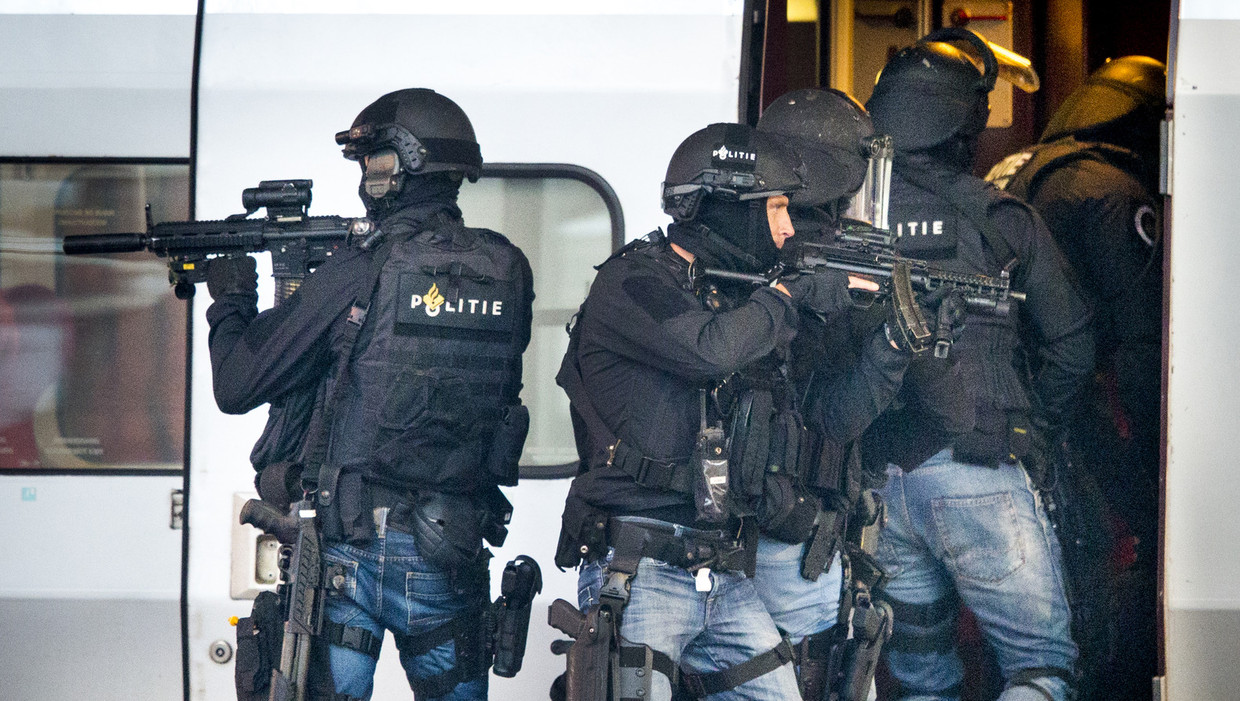 Agenten met machinegeweren bewaken EU-vergaderingen in Amsterdam | Het ...