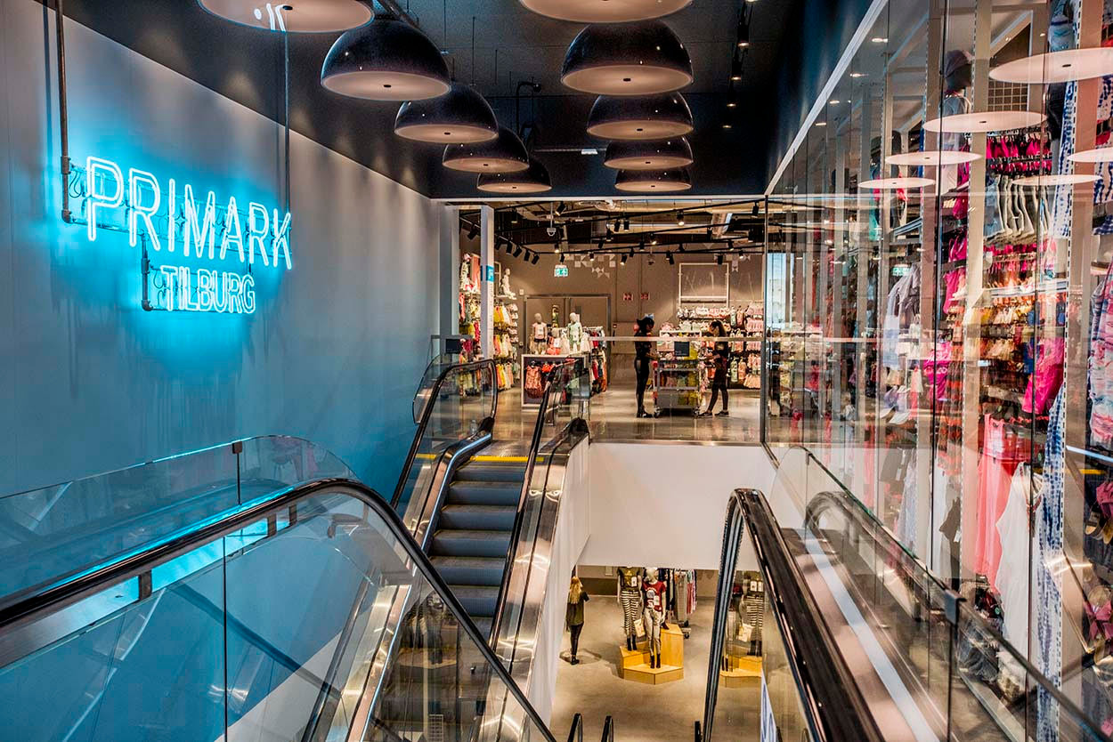 Eerste keer binnen kijken bij de Tilburgse Primark | Foto | bd.nl