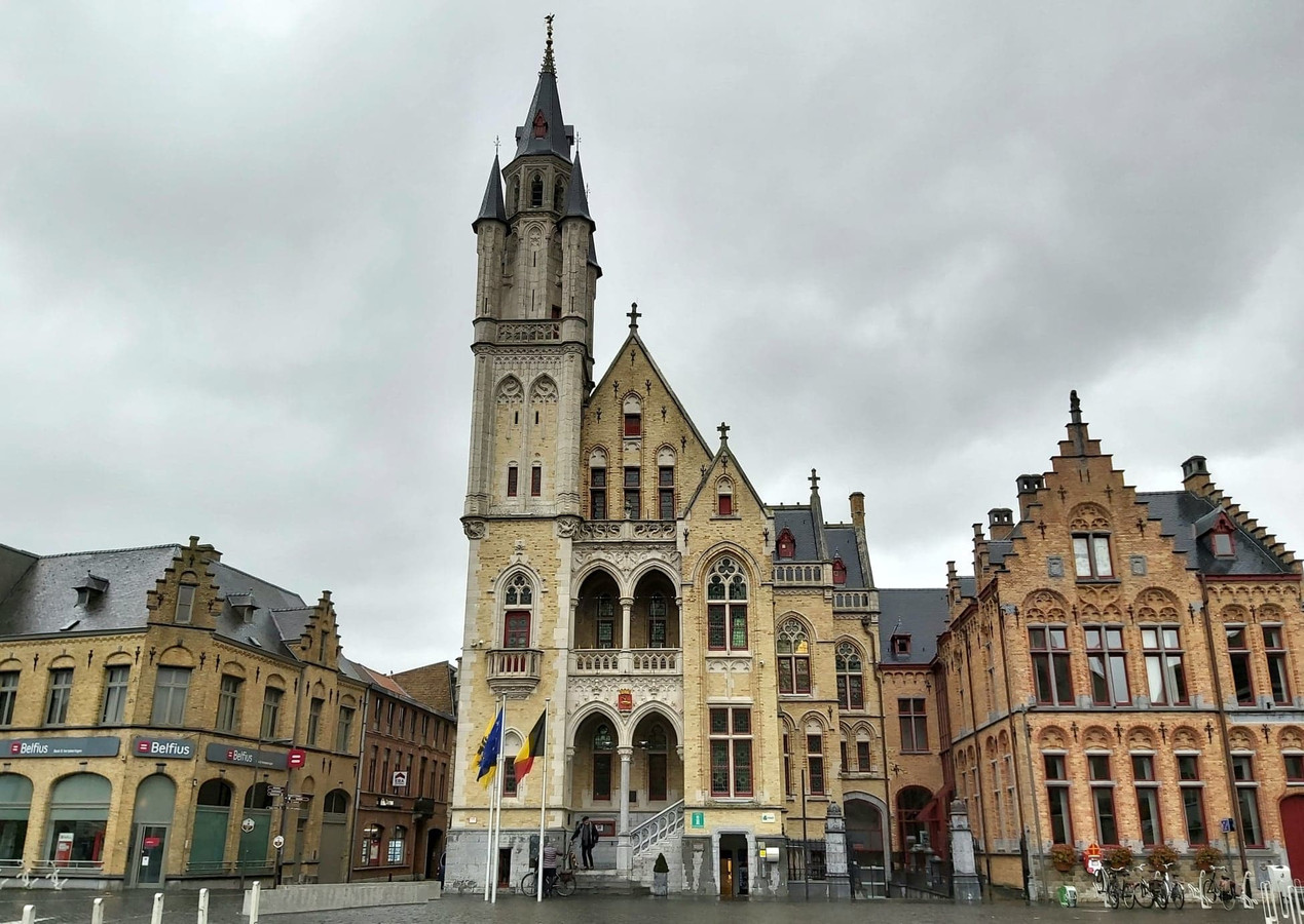 Poperinge schorst tijdelijk betalend parkeren | Foto | hln.be