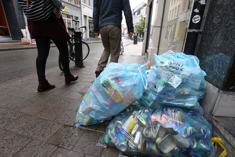 Plastic in blauwe pmd-zak wordt voor 84 procent gerecycleerd | De Morgen