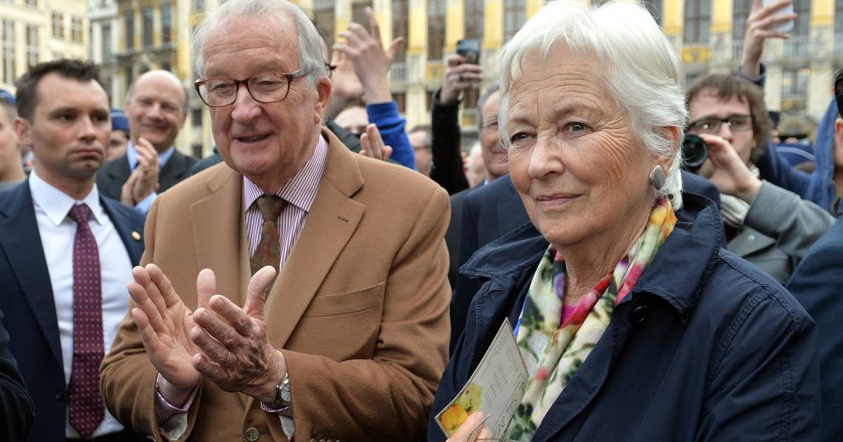 "Koning Filip heeft zijn ouders niet meer in de hand" | Royalty | hln.be