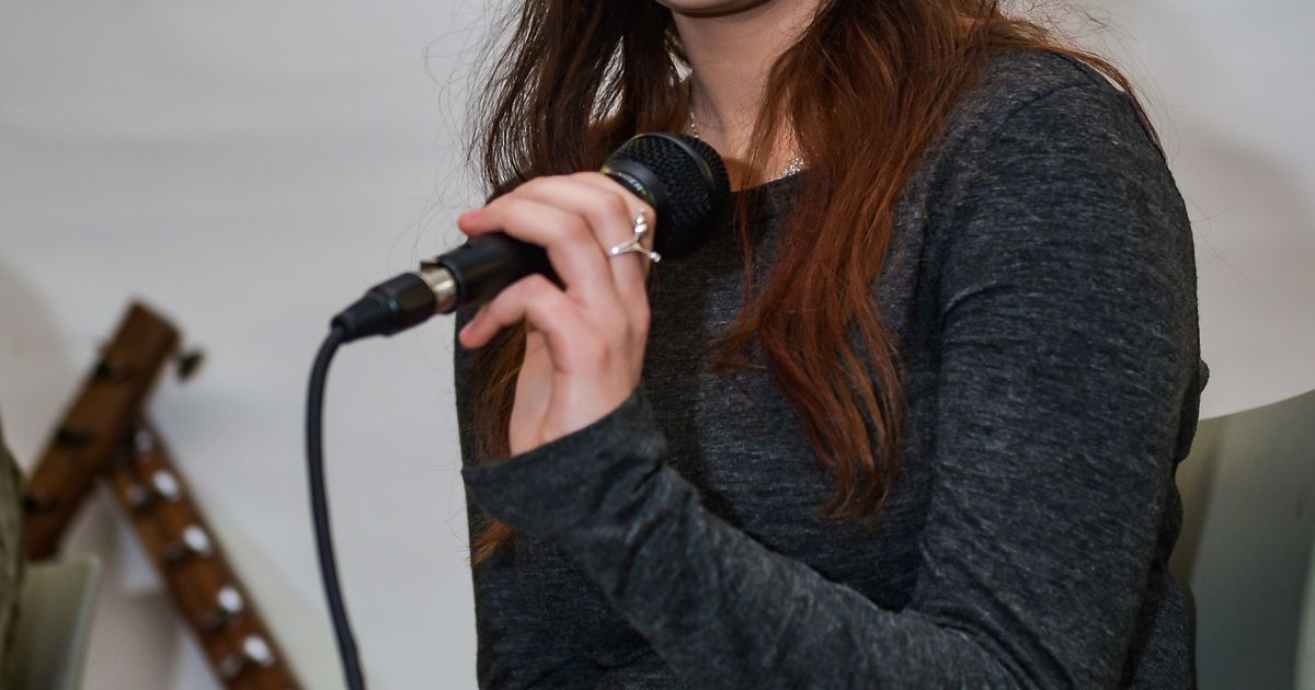 Djellza viert verblijfsvergunning met miniconcert | Nieuws | HLN