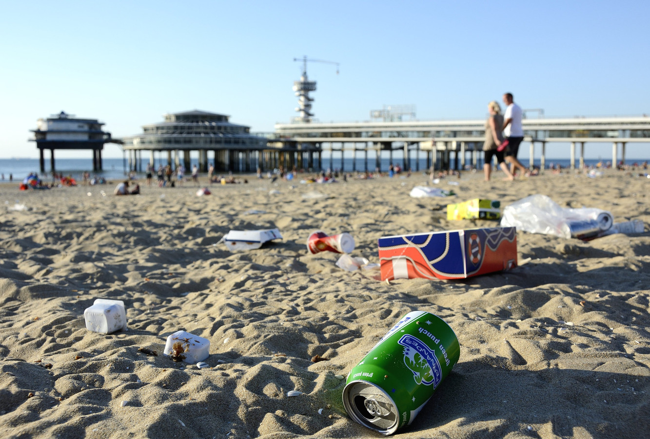 Tonnen afval opgeruimd op Nederlandse stranden | Foto | pzc.nl
