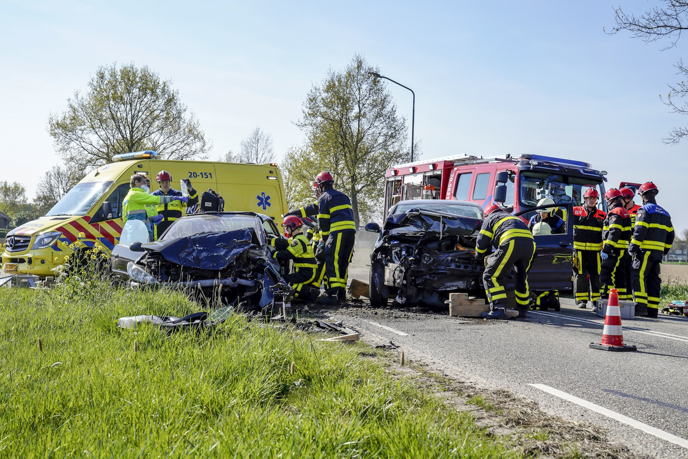 Twee zwaargewonden bij frontale botsing in Almkerk | Foto | bd.nl