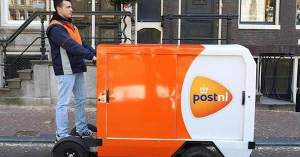 Elektrische postkar PostNL te water in Herengracht | Amsterdam | AD.nl