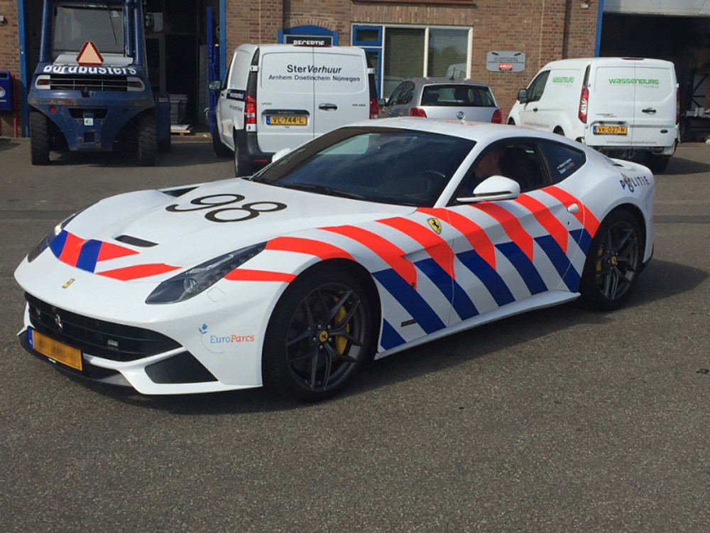 Agenten zetten politie-Ferrari aan de kant in Arnhem | Foto | AD.nl