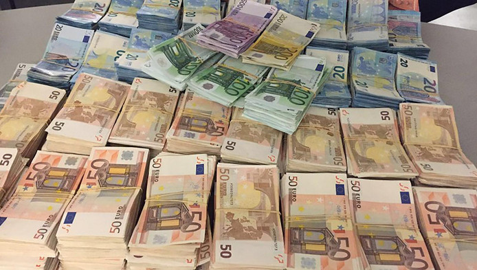 Stapels met contant geld gevonden bij autobedrijf | Rotterdam | AD.nl