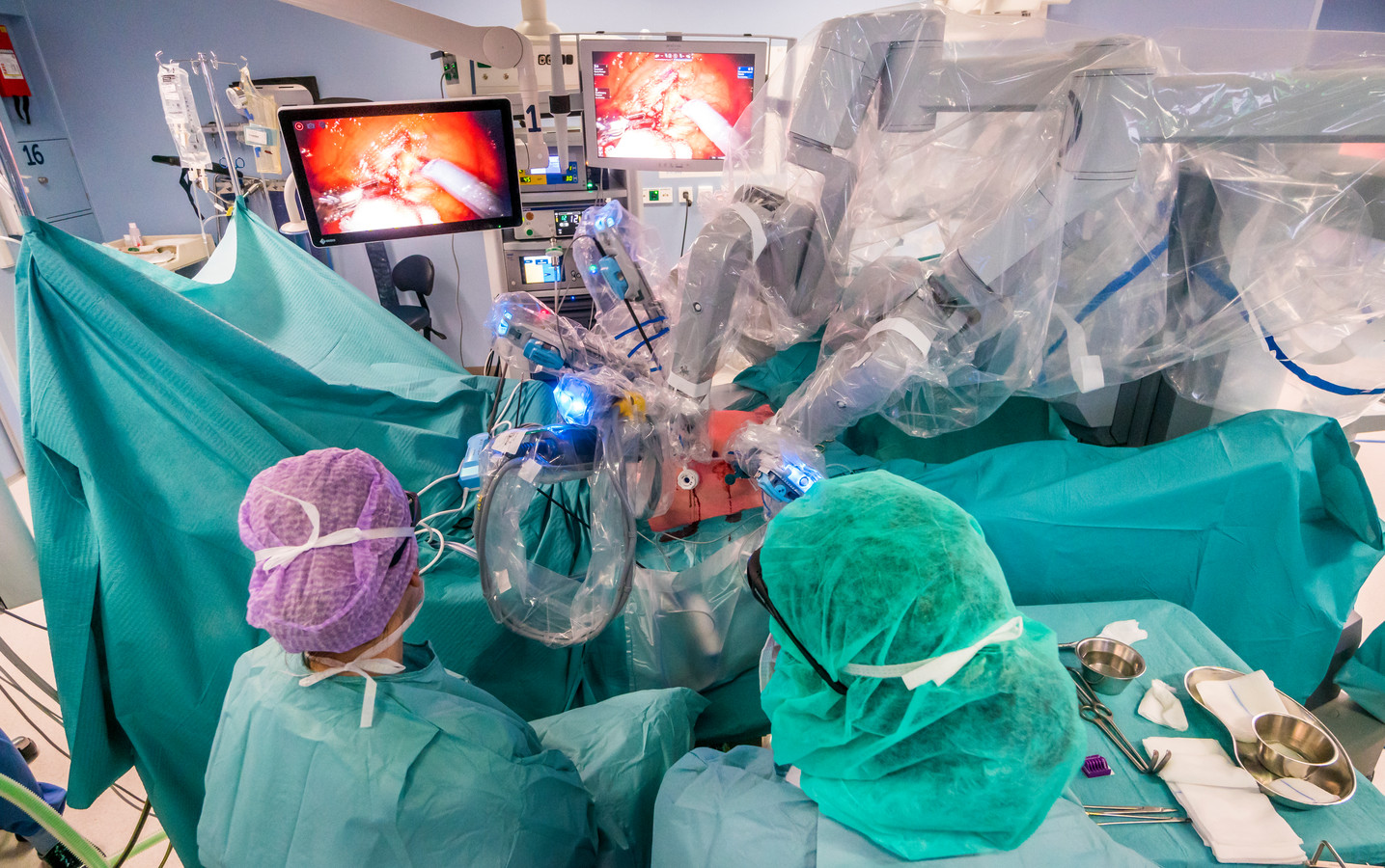 Meekijken met de operatierobot: geen scalpel maar een joystick voor de ...